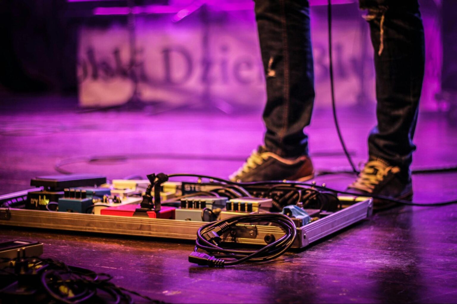 How to Integrate MIDI Controllers into Your Pedalboard - Pedal Pad